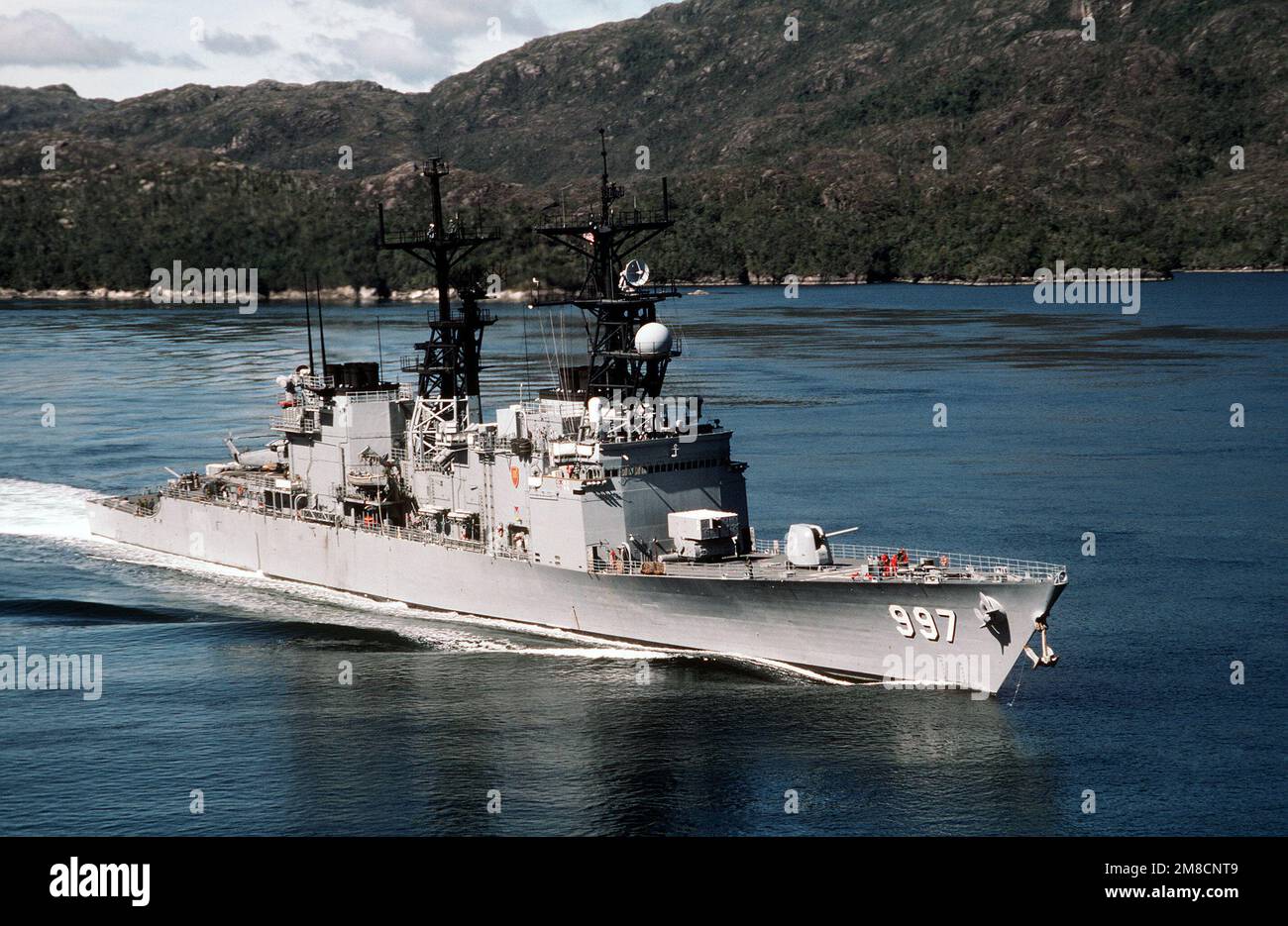A starboard bow view of the destroyer USS HAYLER (DD-997) transiting ...