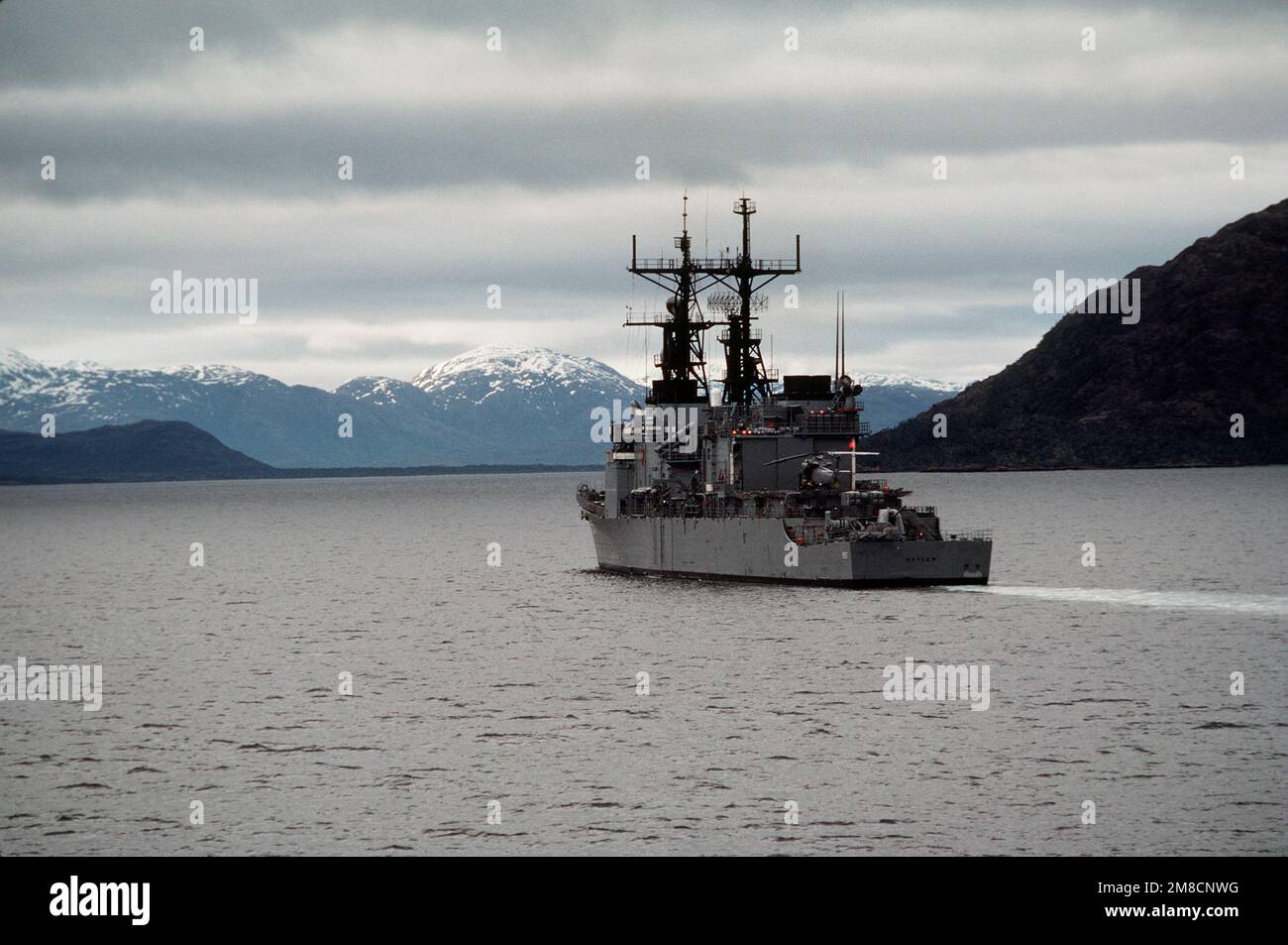 A quarter view of the destroyer USS HAYLER (DD-997) transiting the ...