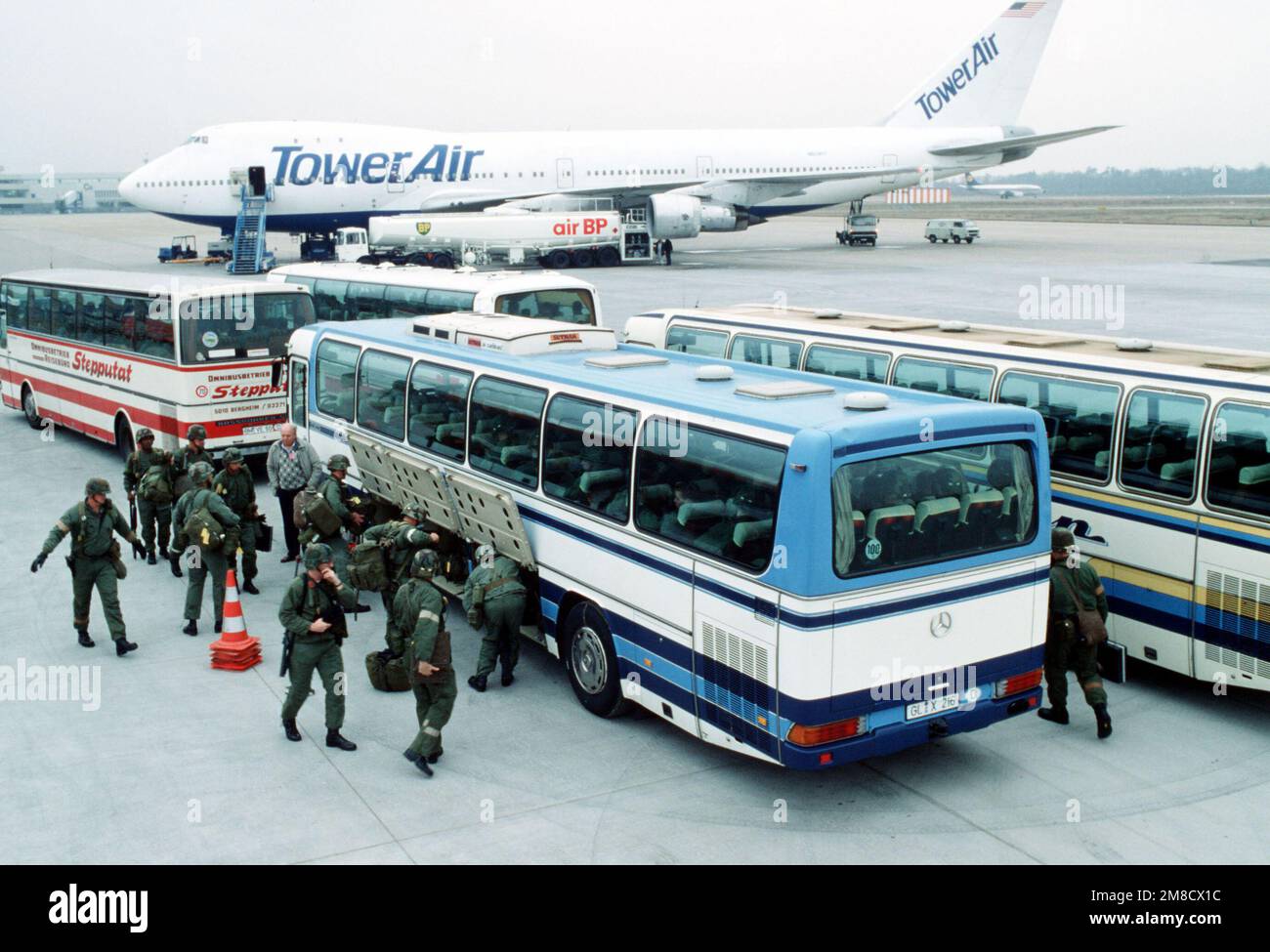 Members of the 2nd Armored Division load their baggage aboard ...