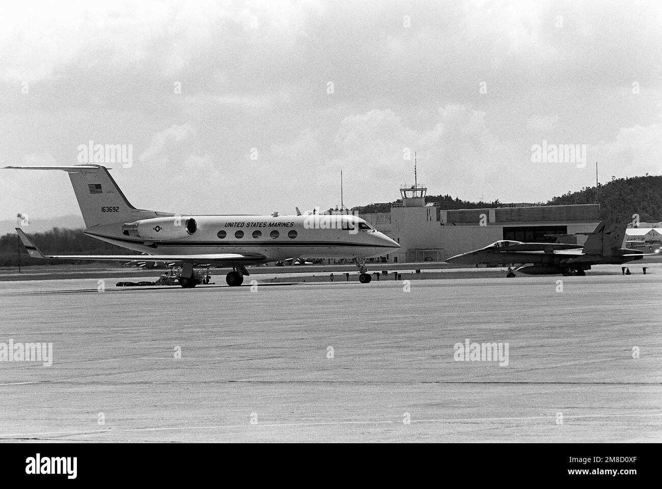 A Marine Corps C-20D Gulfstream III aircraft carrying Secretary of the ...