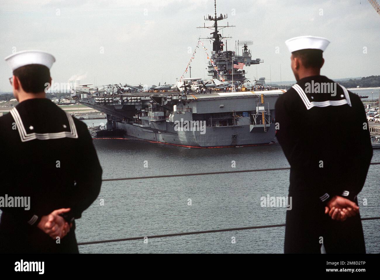 Sailors manning the rail of the amphibious assault ship USS WASP (LHD-1 ...