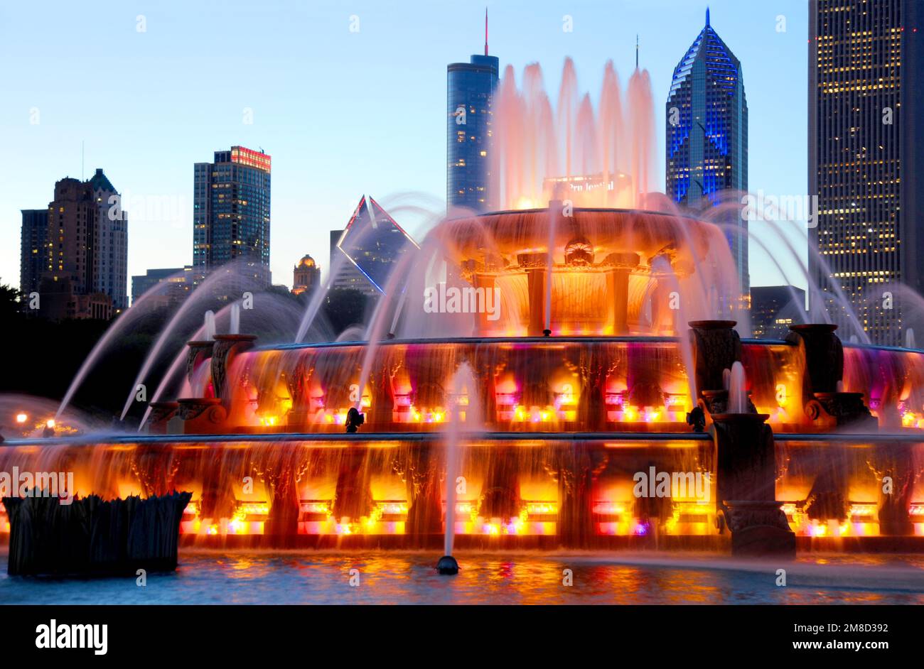 Downtown Chicago on a summer's evening with iconic Buckingham Fountain ...