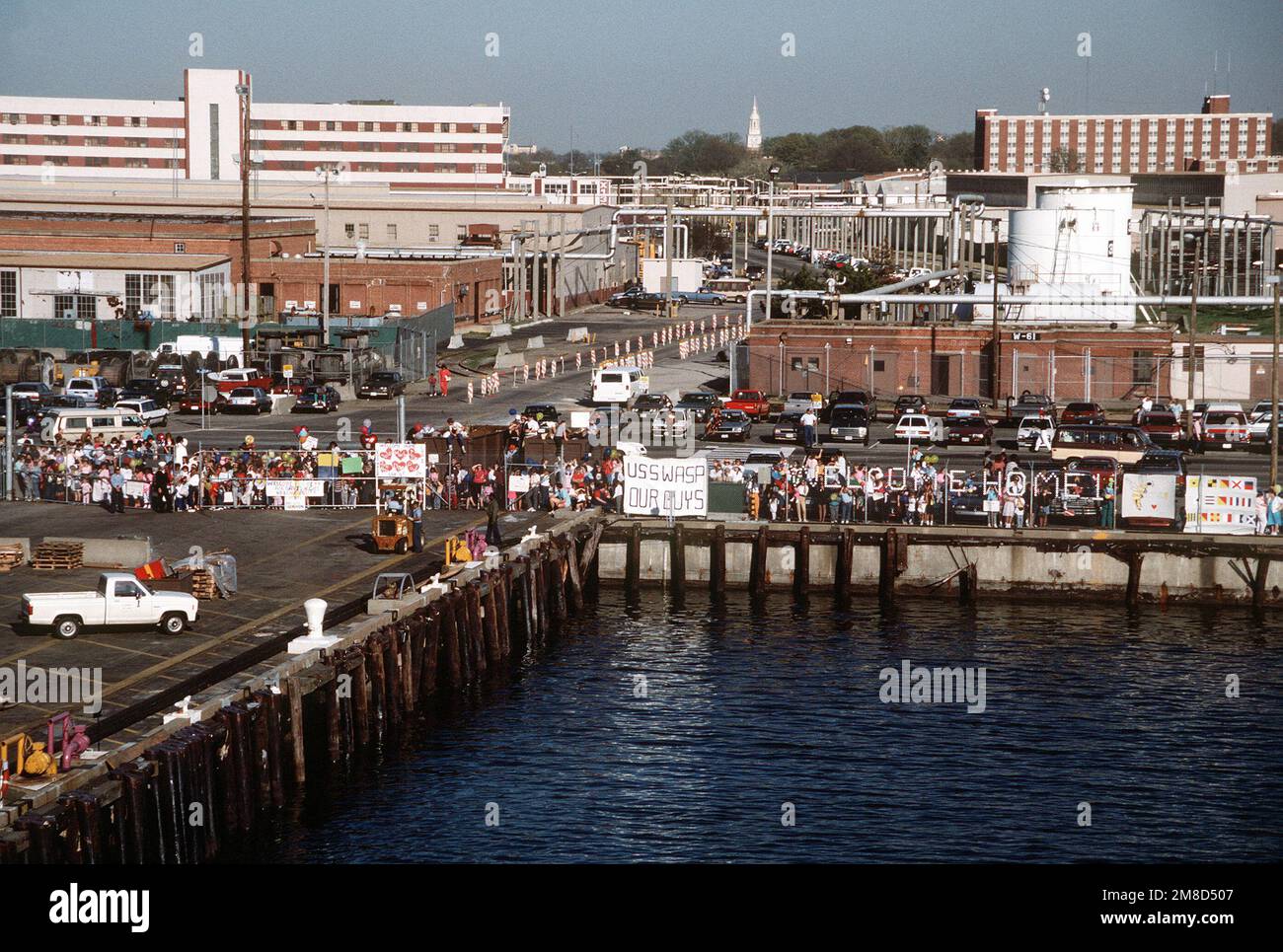 Family and friends of crew members on the amphibious assault ship USS ...