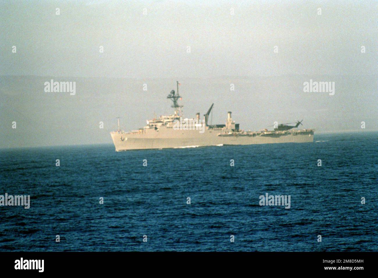 Amphibious transport dock uss denver lpd 9 hi-res stock photography and ...