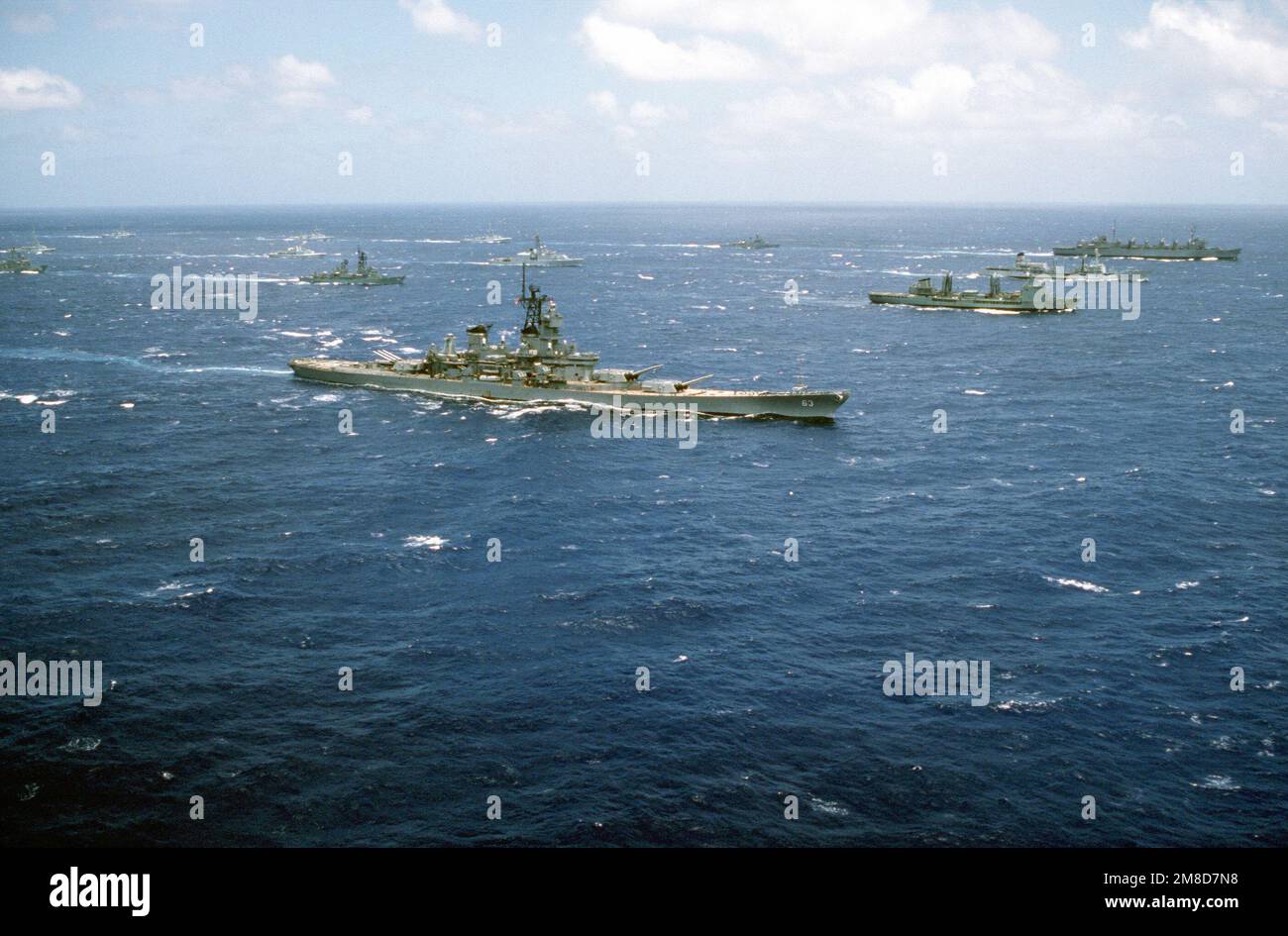 A starboard view of the battleship USS MISSOURI (BB-63) underway with ...