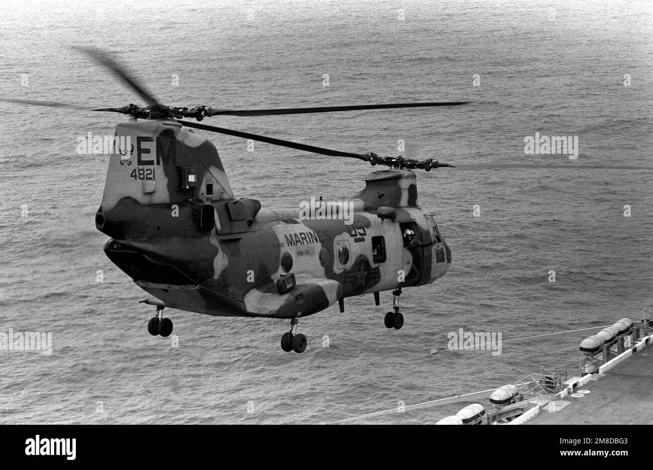 A Marine Medium Helicopter Squadron 261 (HMM-261) CH-46E Sea Knight ...