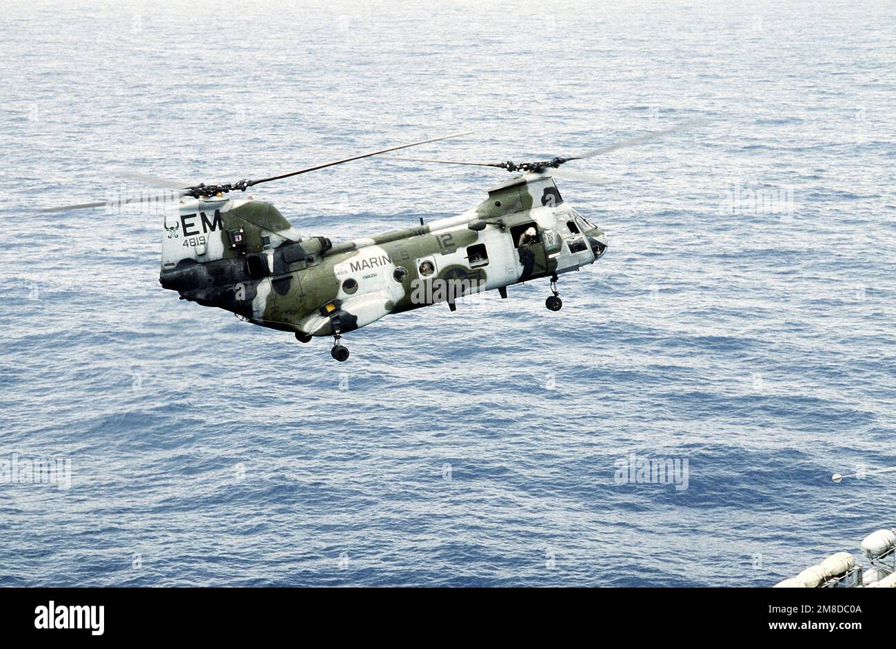 A Marine Medium Helicopter Squadon 261 (HMM-261) CH-46E Sea Knight ...