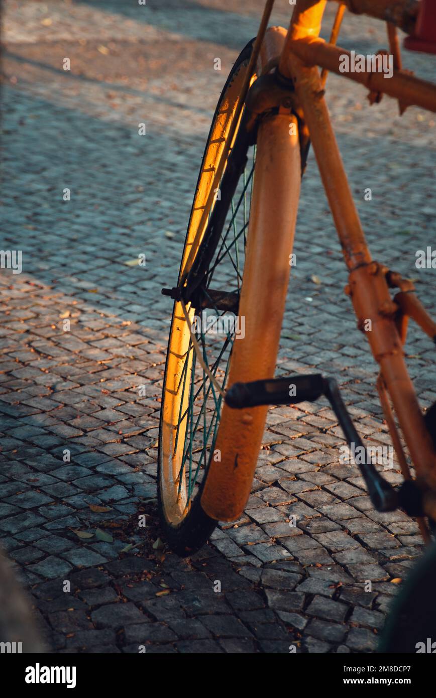 Vertical shot yellow bicycle hi-res stock photography and images - Alamy