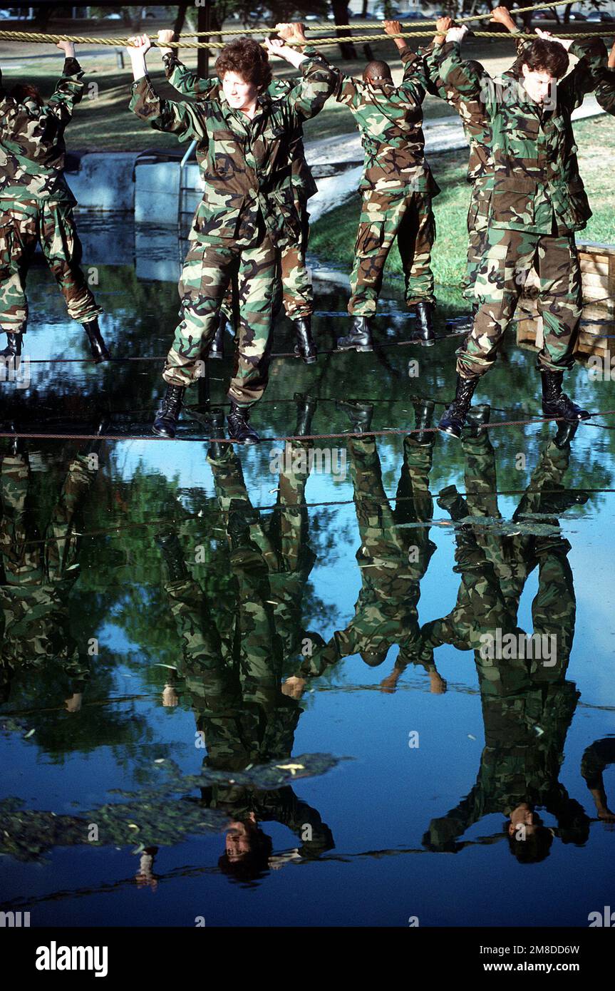 Parallel ropes hi-res stock photography and images - Alamy