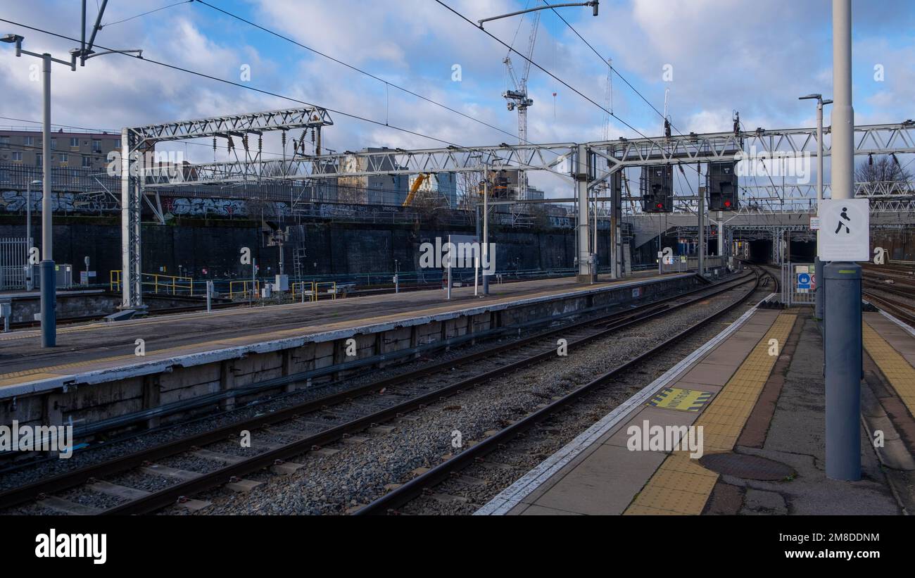 London euston railway station platform hi-res stock photography and ...