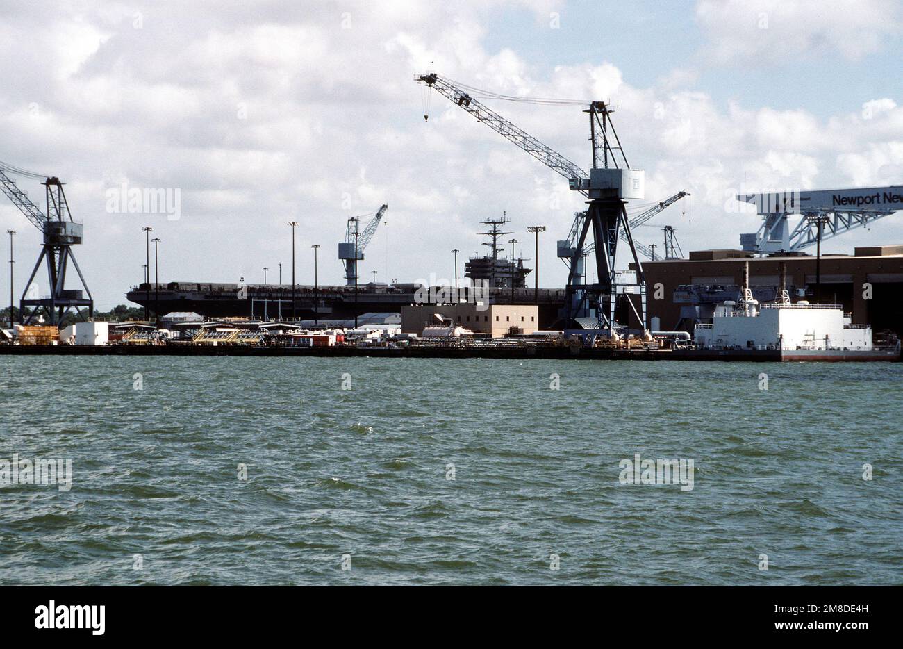 A view of the nuclear-powered aircraft carrier GEORGE WASHINGTON (CVN ...