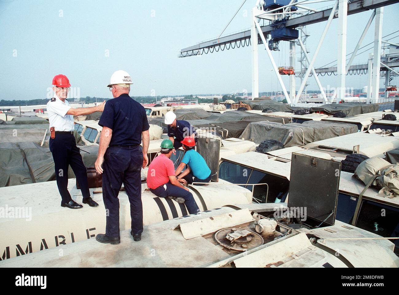 Workers loading ships hi-res stock photography and images - Alamy