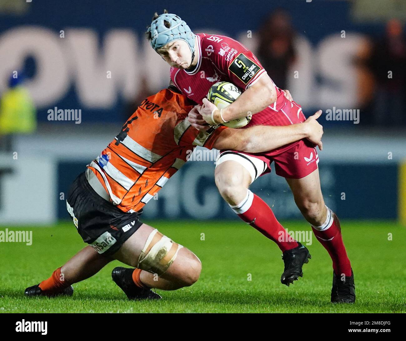 Scarlets' Jonathan Davies is tackled by Toyota Cheetahs' Rynier ...