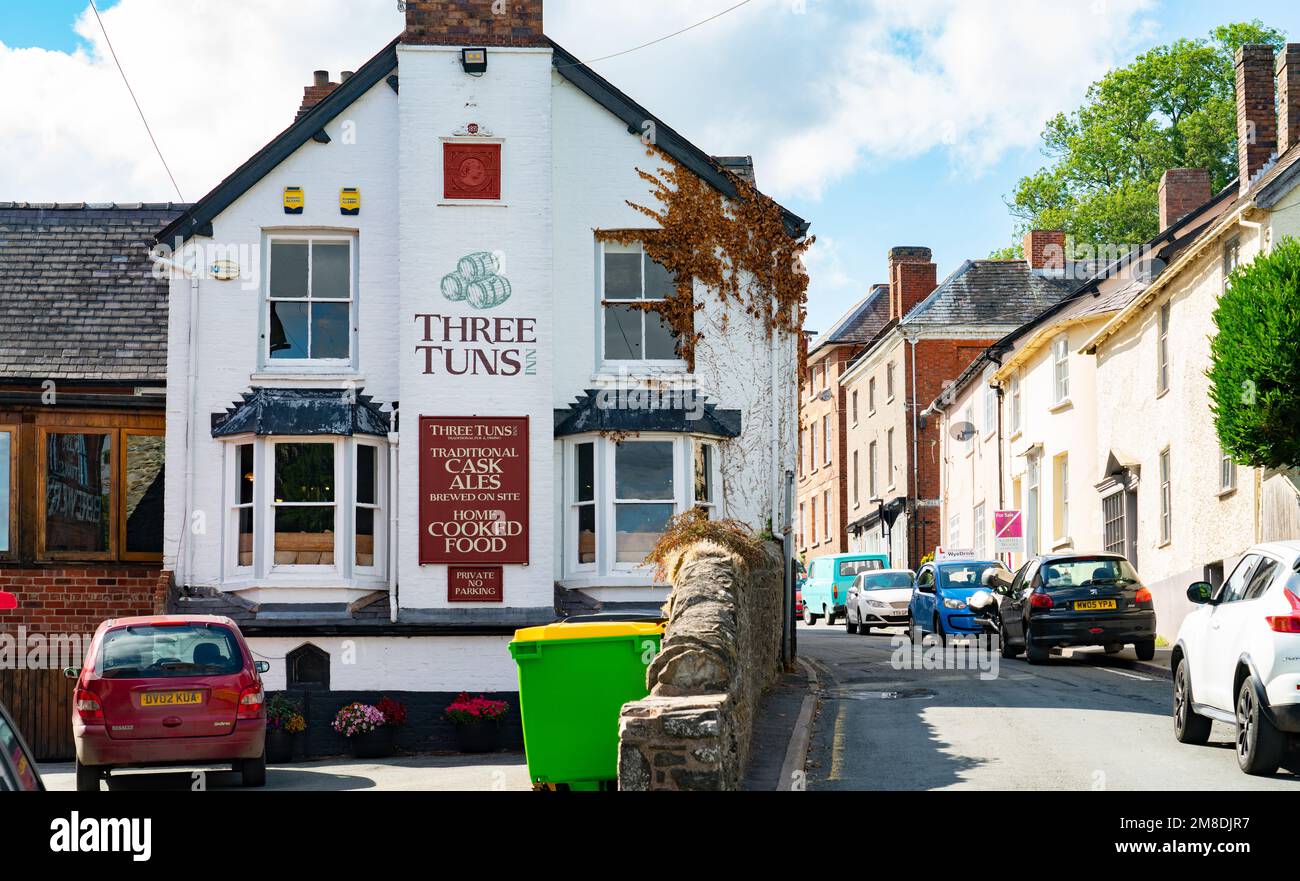 The Three Tuns Inn, Bishops Castle, Shropshire, England. Parts date ...