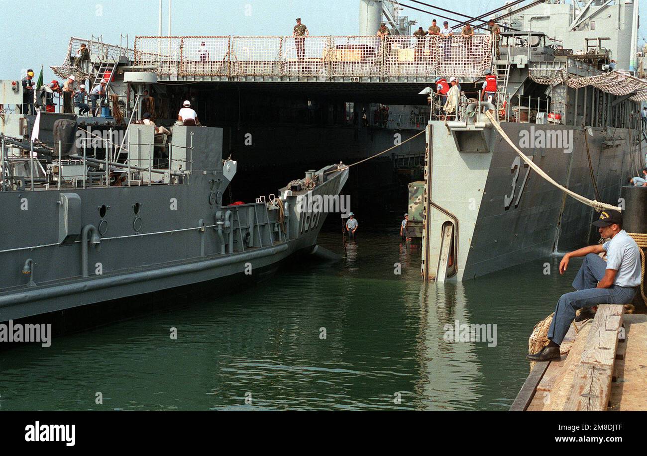 Marines leaving landing craft hi-res stock photography and images - Alamy