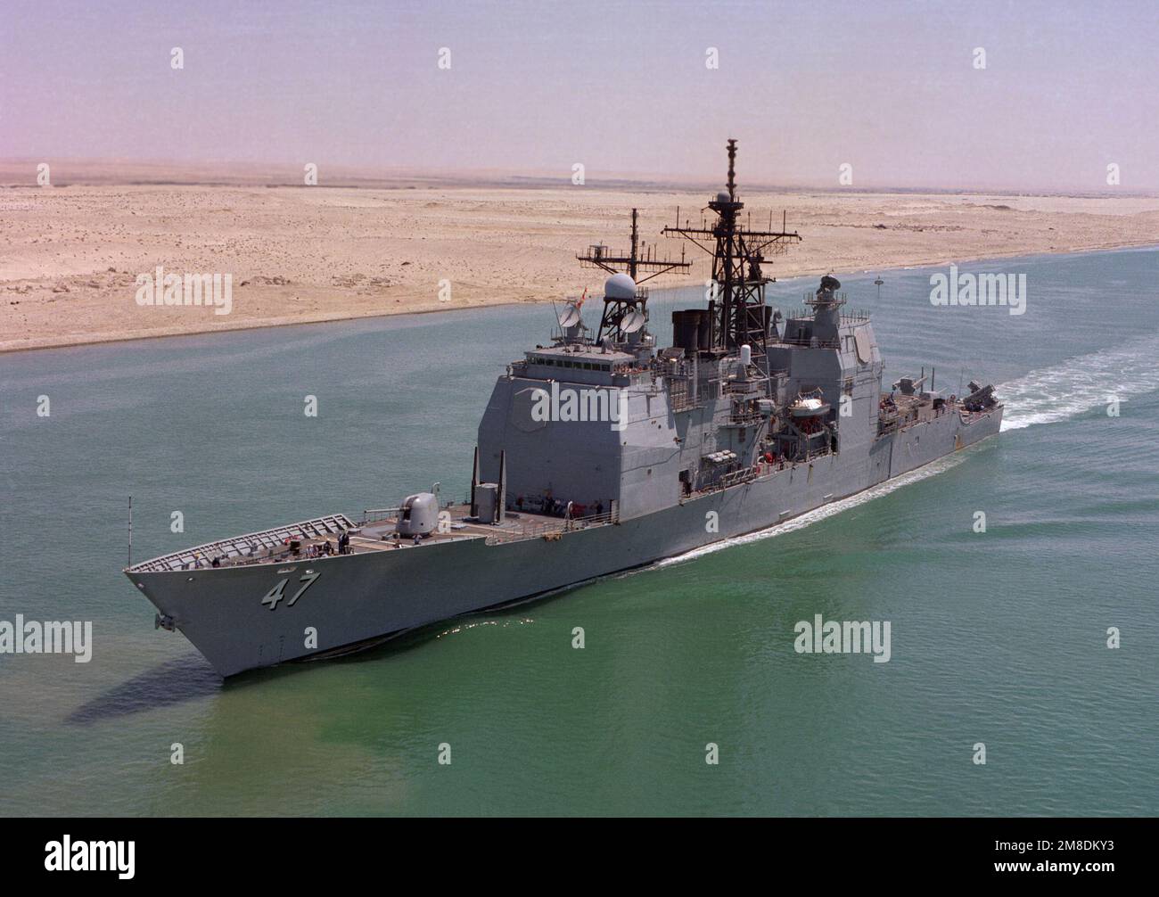 The guided missile cruiser USS TICONDEROGA (CG-47) transits the Suez ...