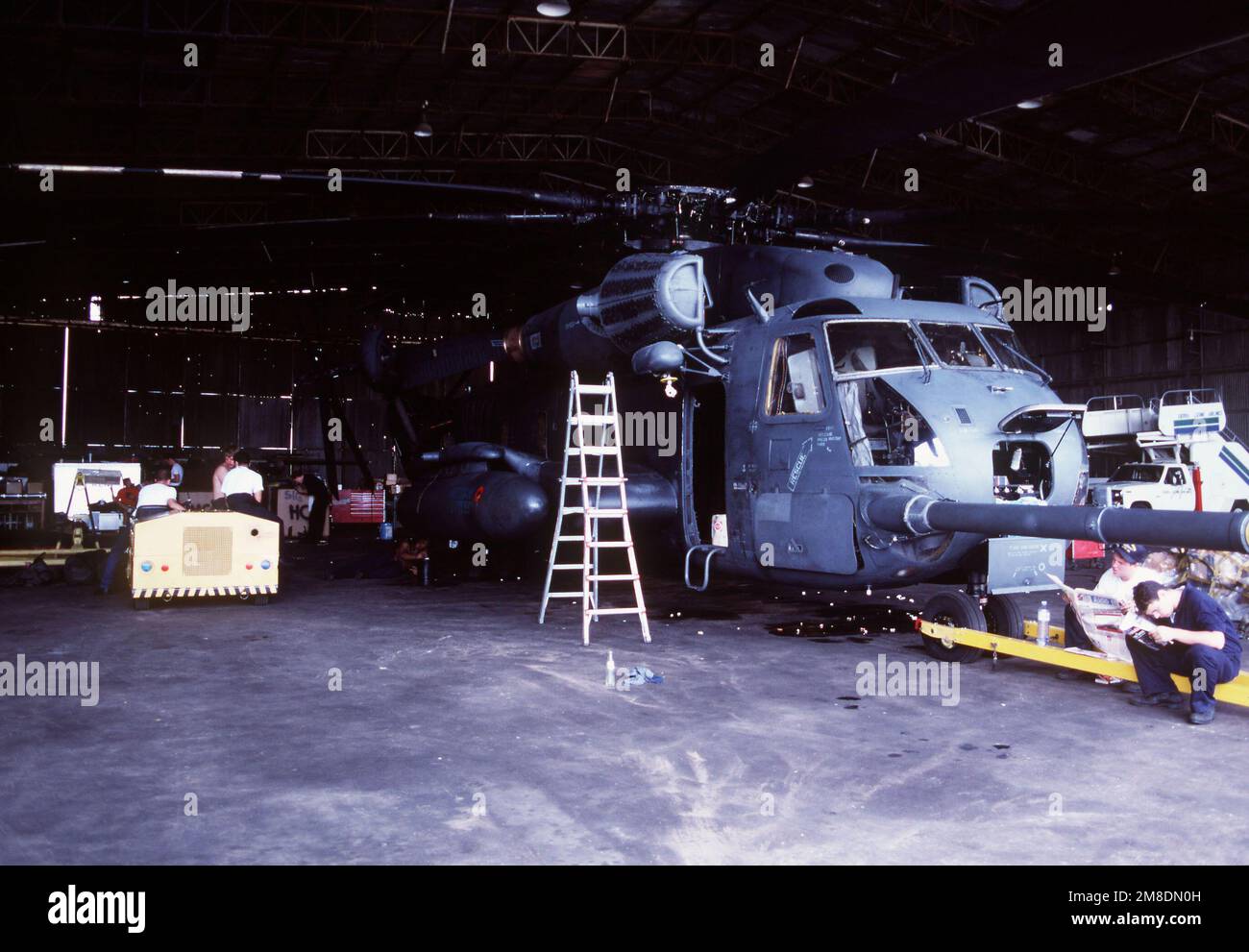 A Helicopter Combat Support Squadron 4 (HC-4) CH-53E Super Stallion ...