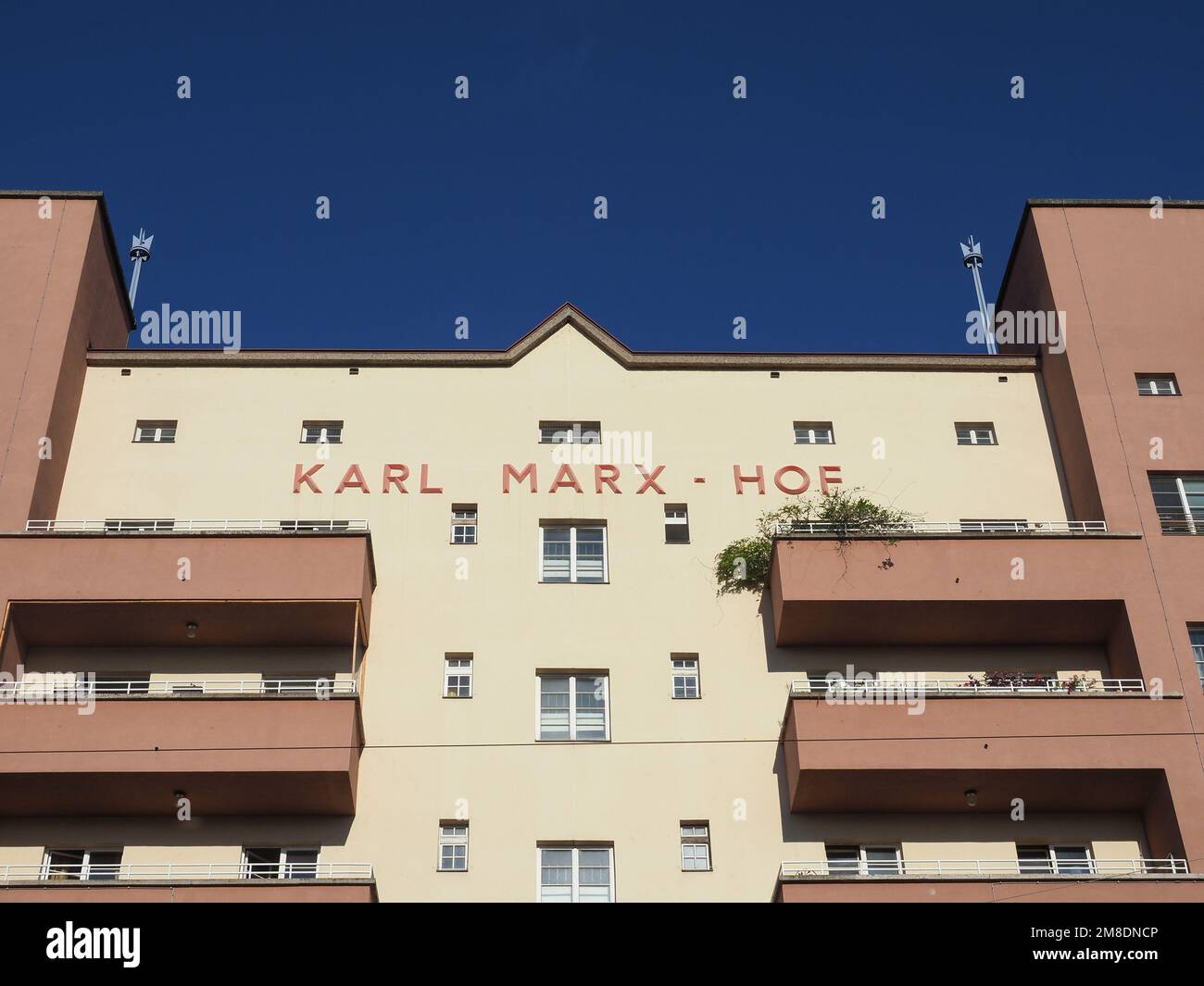 Karl Marx Hof housing complex in Heiligenstadt in Vienna, Austria Stock ...