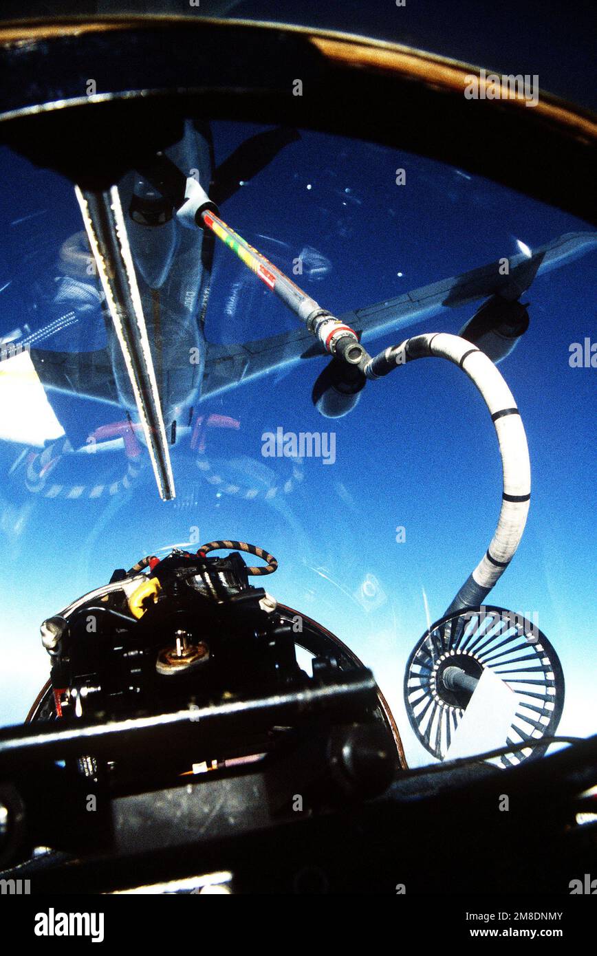 A Fighter Squadron 32 (VF-32) F-14A Tomcat aircraft takes on fuel from ...