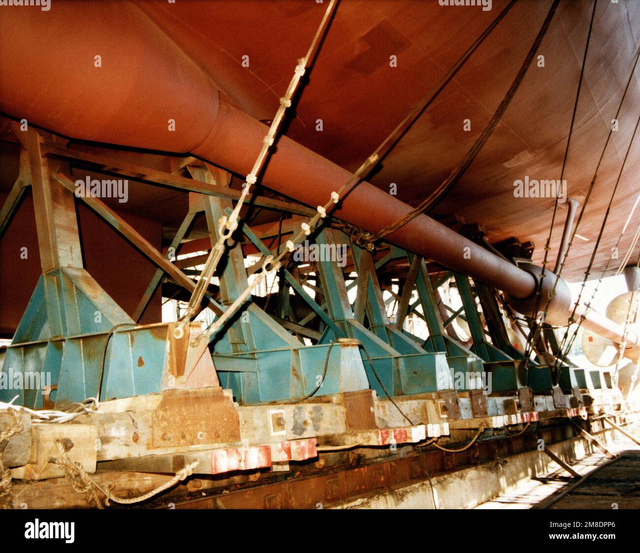 A view of the after poppet beneath the guided missile cruiser SHILOH ...