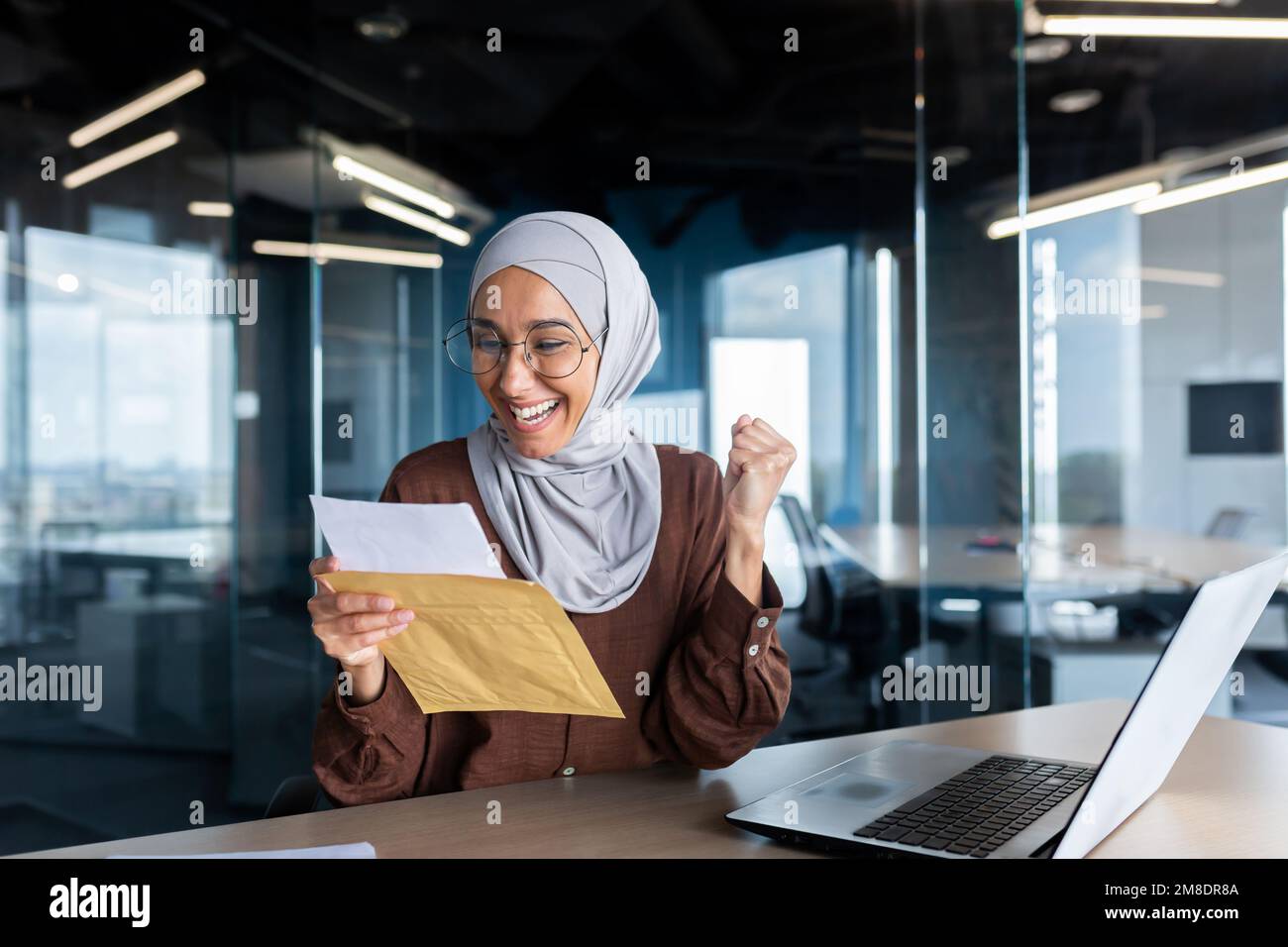 Good looking young arabian woman hi-res stock photography and images ...