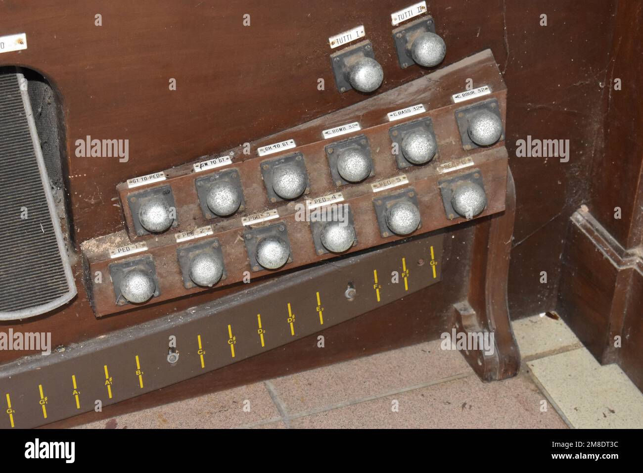 Organ console in st hi-res stock photography and images - Alamy