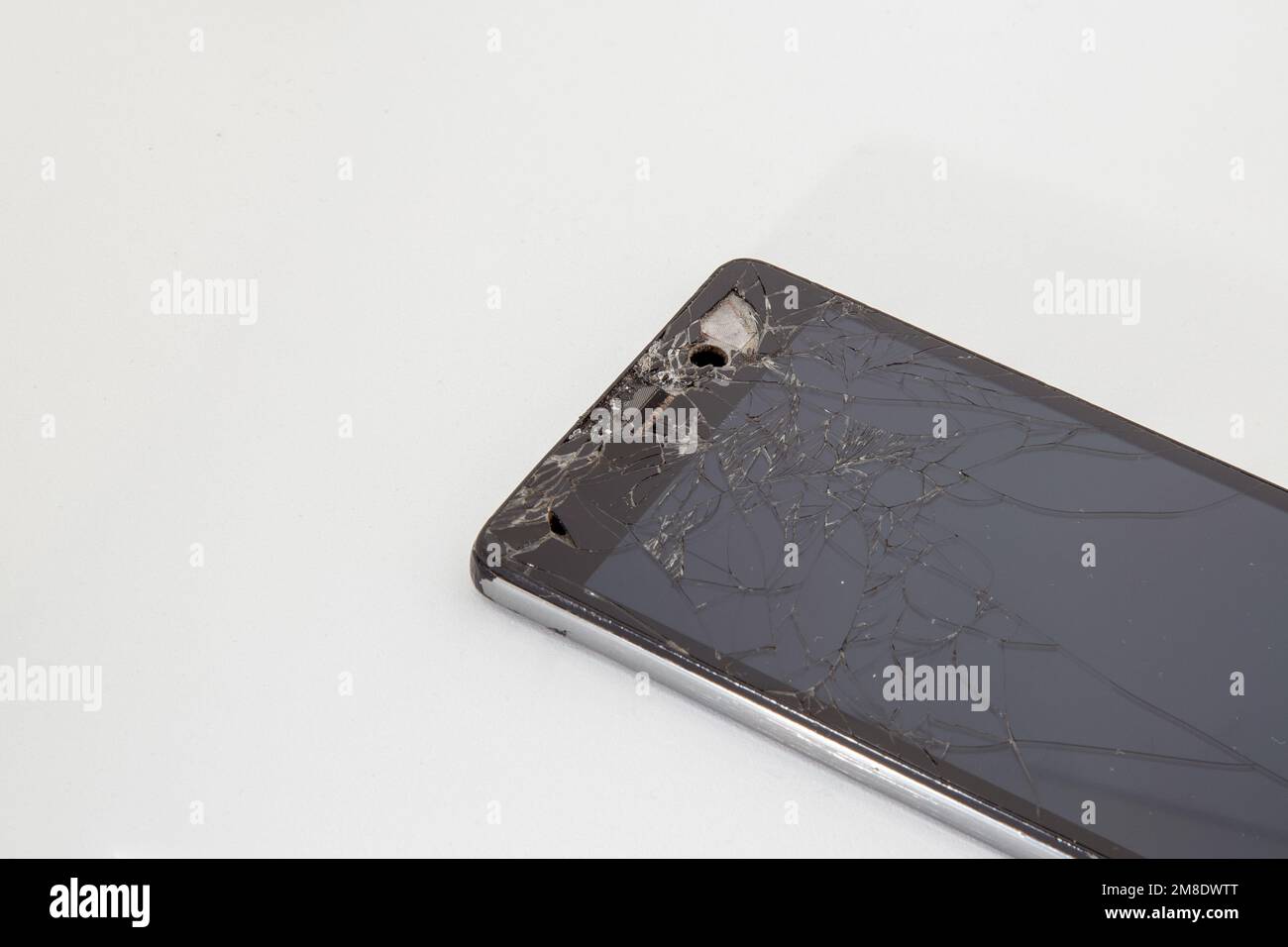 Broken mobile phone, parts and components Stock Photo - Alamy