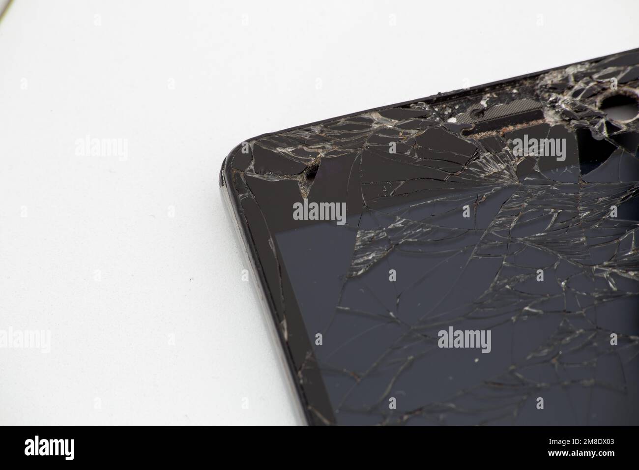 Broken mobile phone, parts and components Stock Photo - Alamy