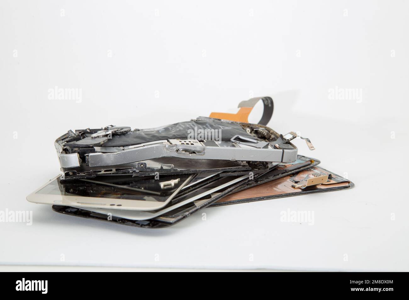 Broken mobile phone, parts and components Stock Photo - Alamy