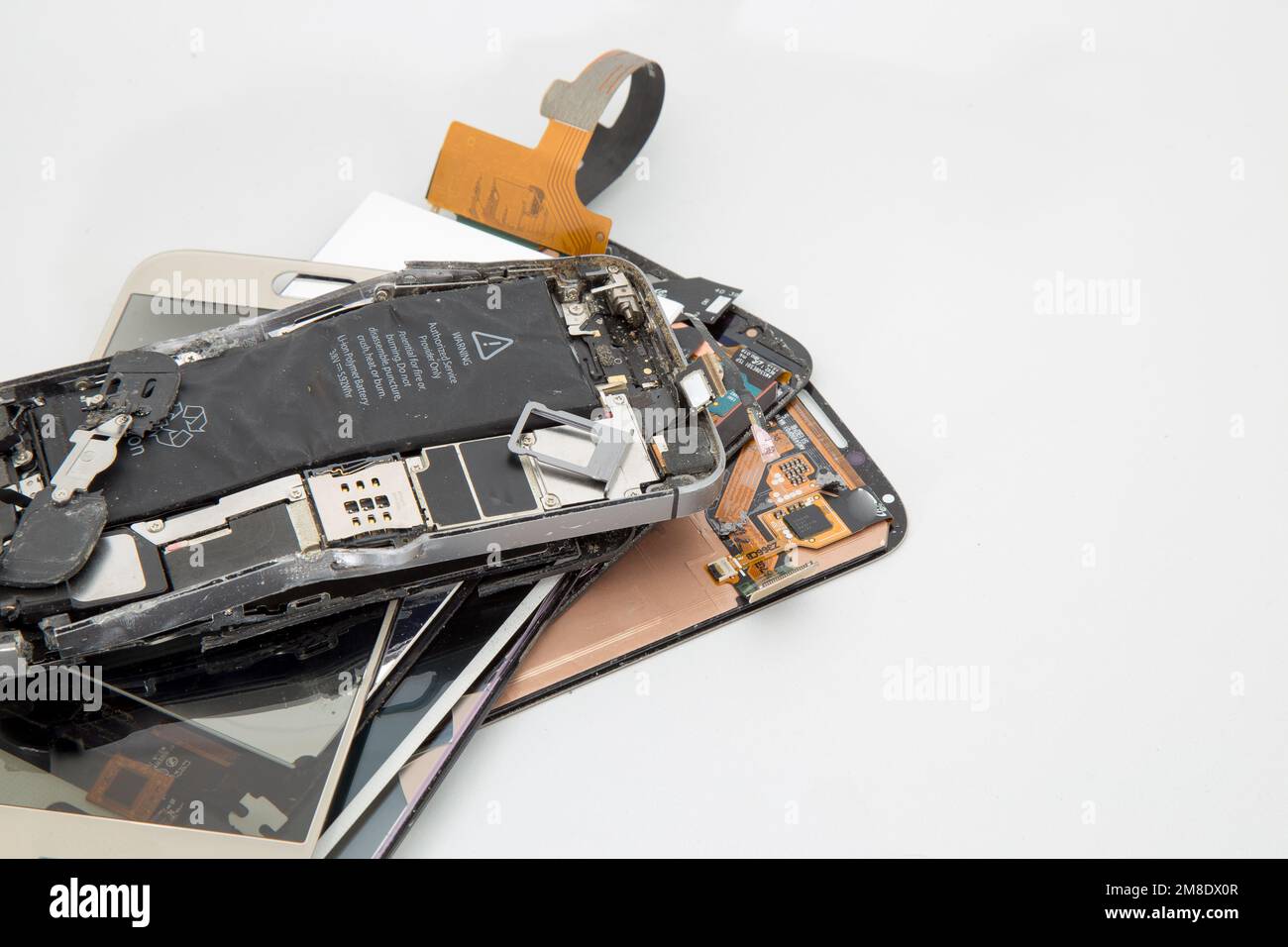 Broken mobile phone, parts and components Stock Photo - Alamy