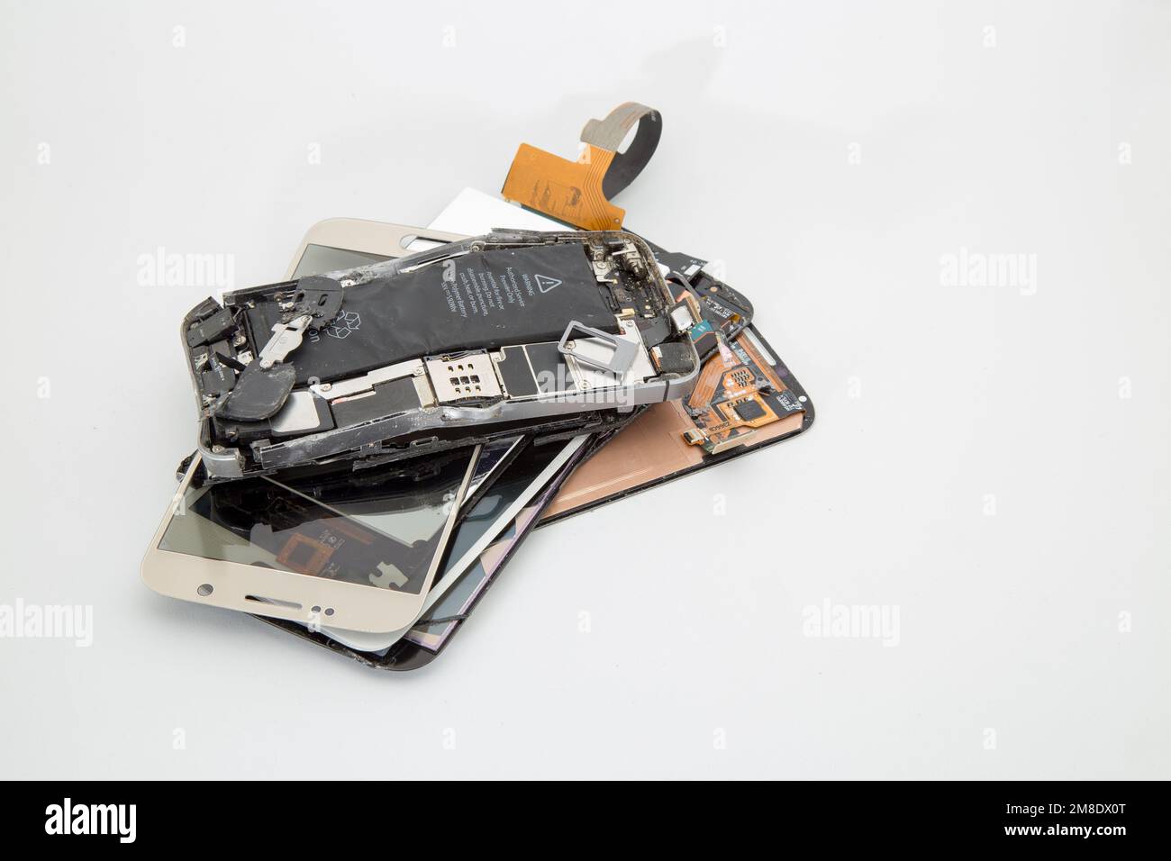 Broken mobile phone, parts and components Stock Photo - Alamy