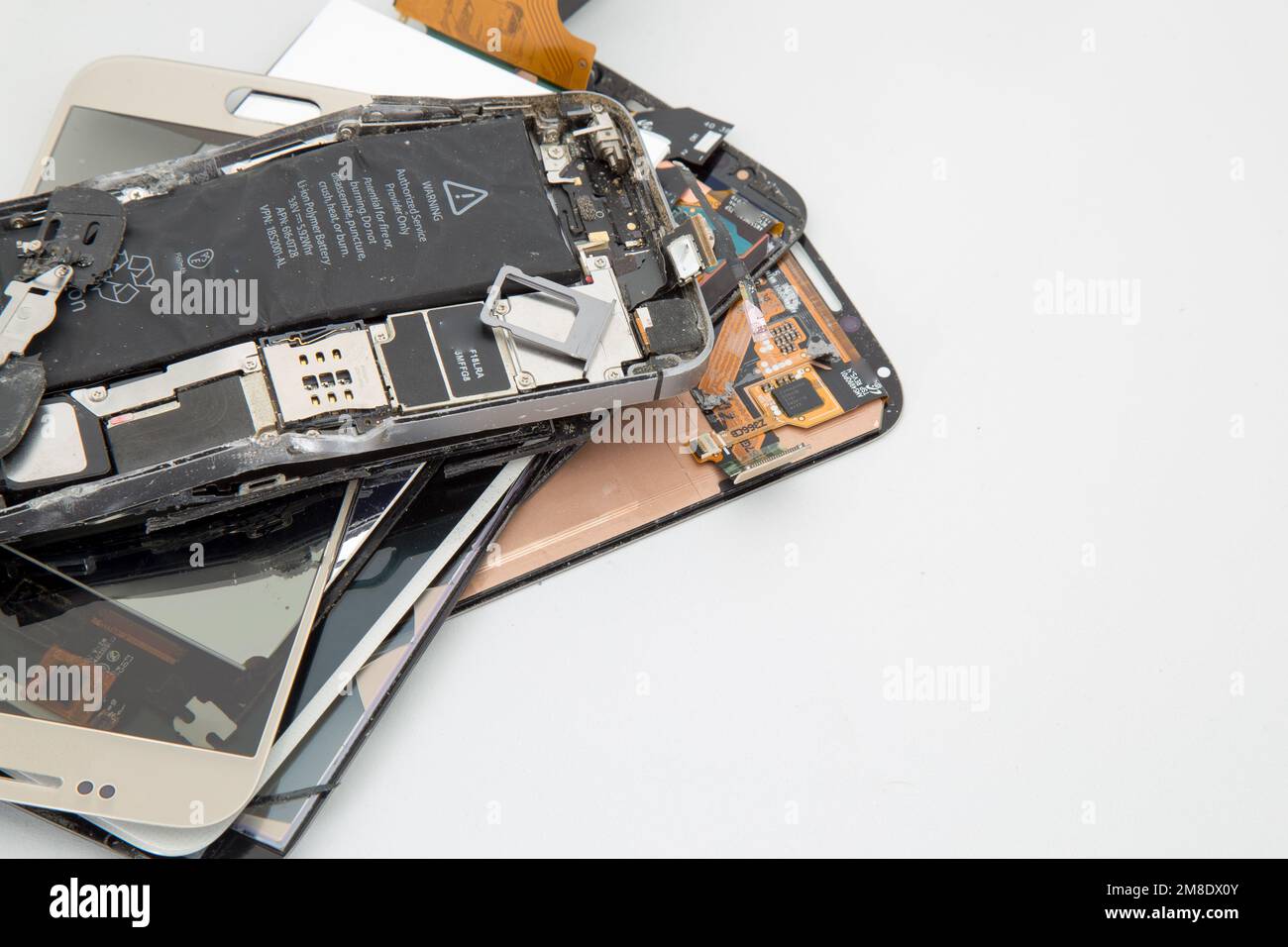 Broken mobile phone, parts and components Stock Photo - Alamy