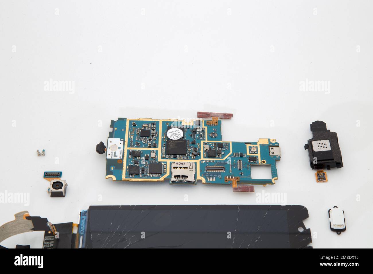 Broken mobile phone, parts and components Stock Photo - Alamy