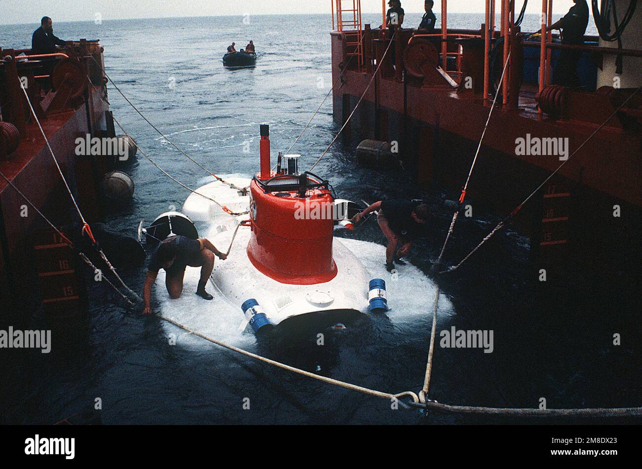 Crewmen tie up the U.S. Navy deep submergence vehicle TURTLE (DSV-3) in ...