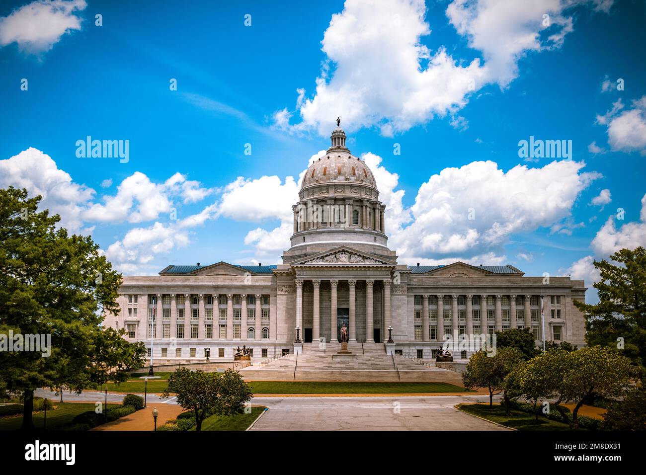 The mesmerizing Missouri State Capitol building with the courtyard ...