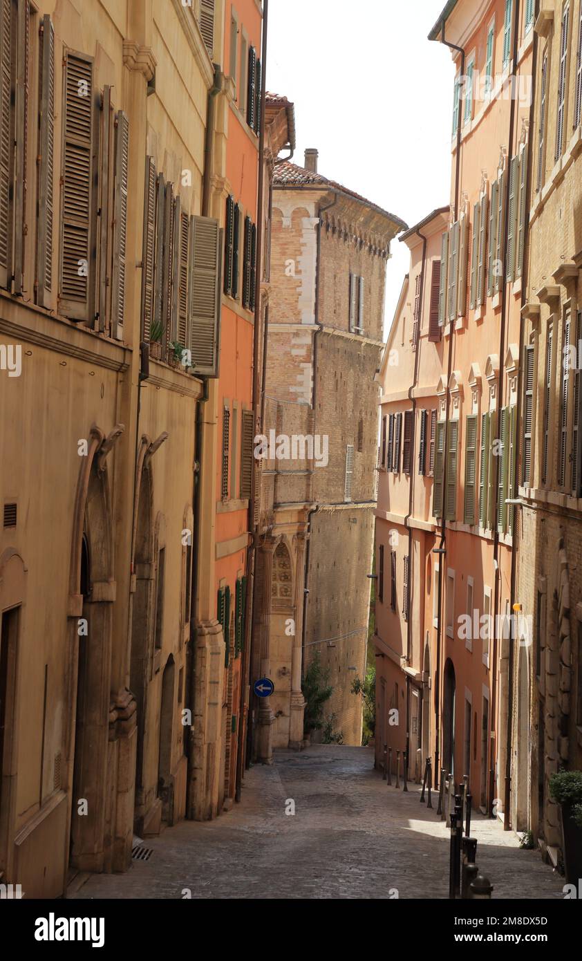 Narrow street in the historic centre of Ancona, Italy (Via Lazzaro ...