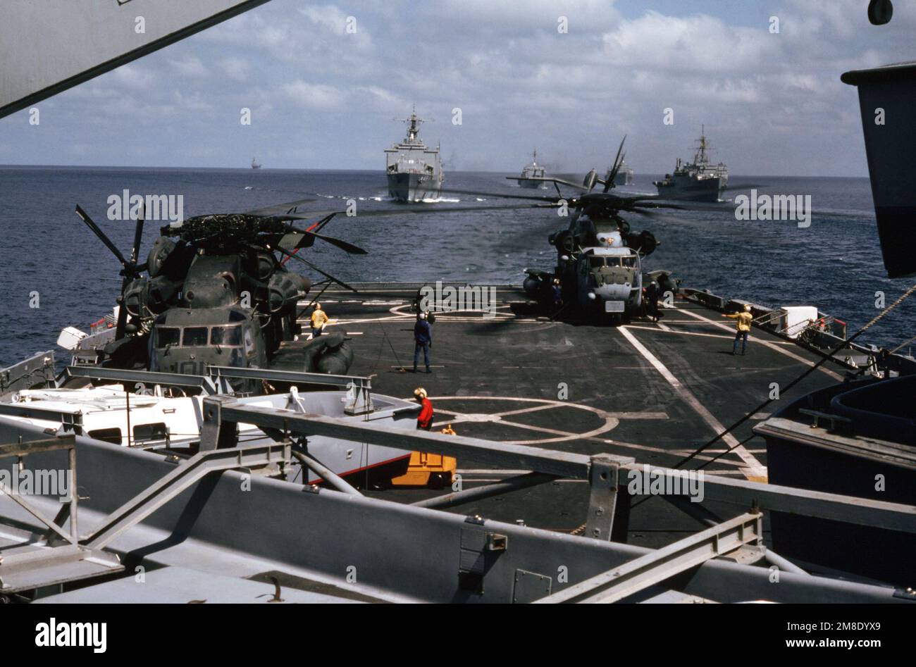 A Marine Heavy Helicopter Squadron 464 (HMH-464) CH-53E Super Stallion ...