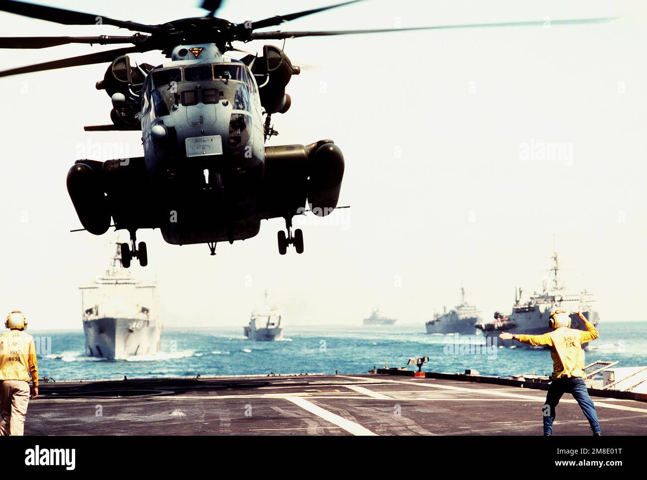 A Marine Heavy Helicopter Squadron 464 (HMH-464) CH-53E Super Stallion ...