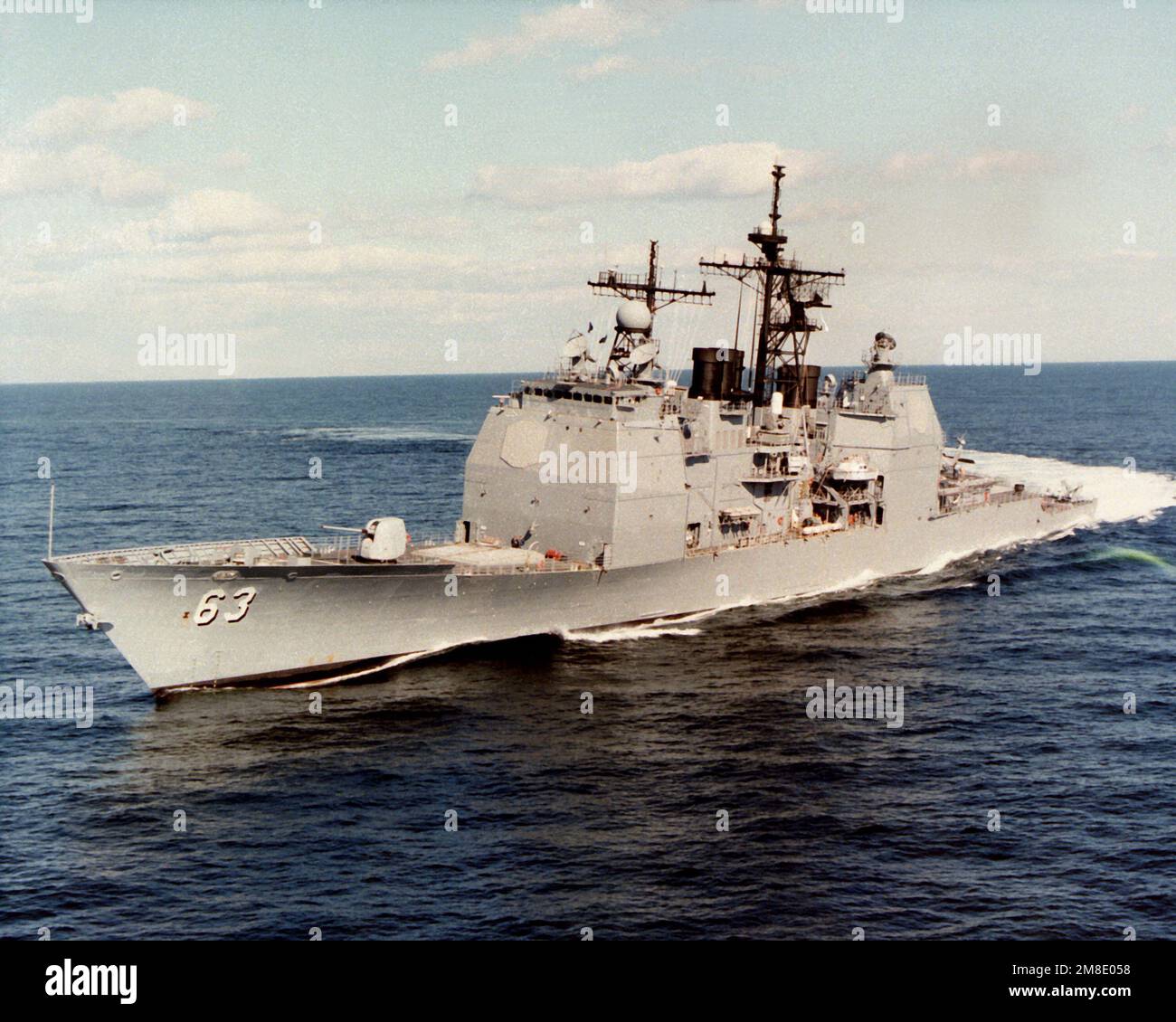 A port bow view of the guided missile cruiser USS COWPENS (CG-63 ...