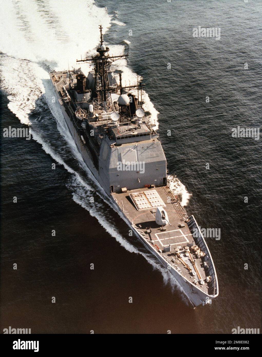 A starboard bow view of the guided missile cruiser USS COWPENS (CG 63 ...