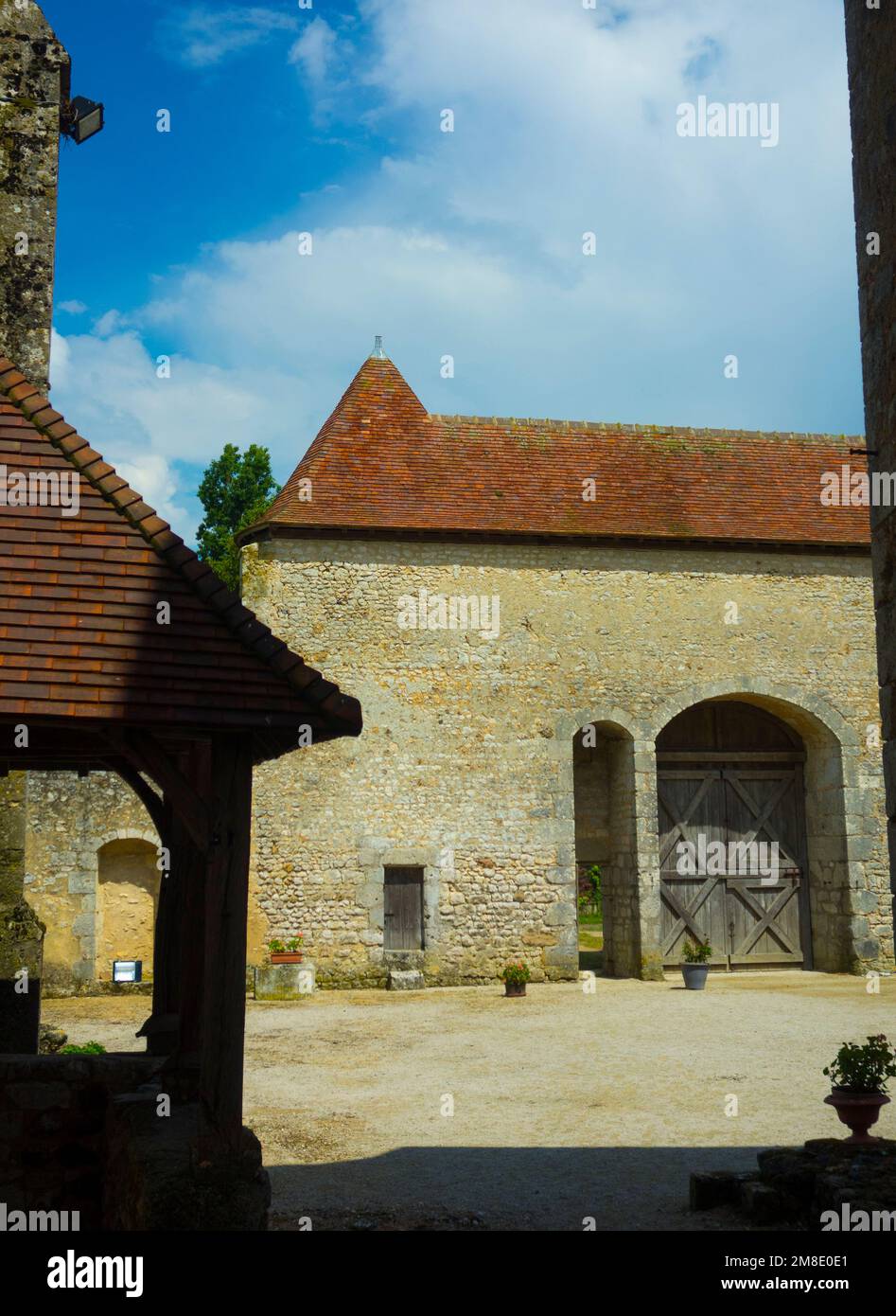 Abbey courtyard hi-res stock photography and images - Alamy