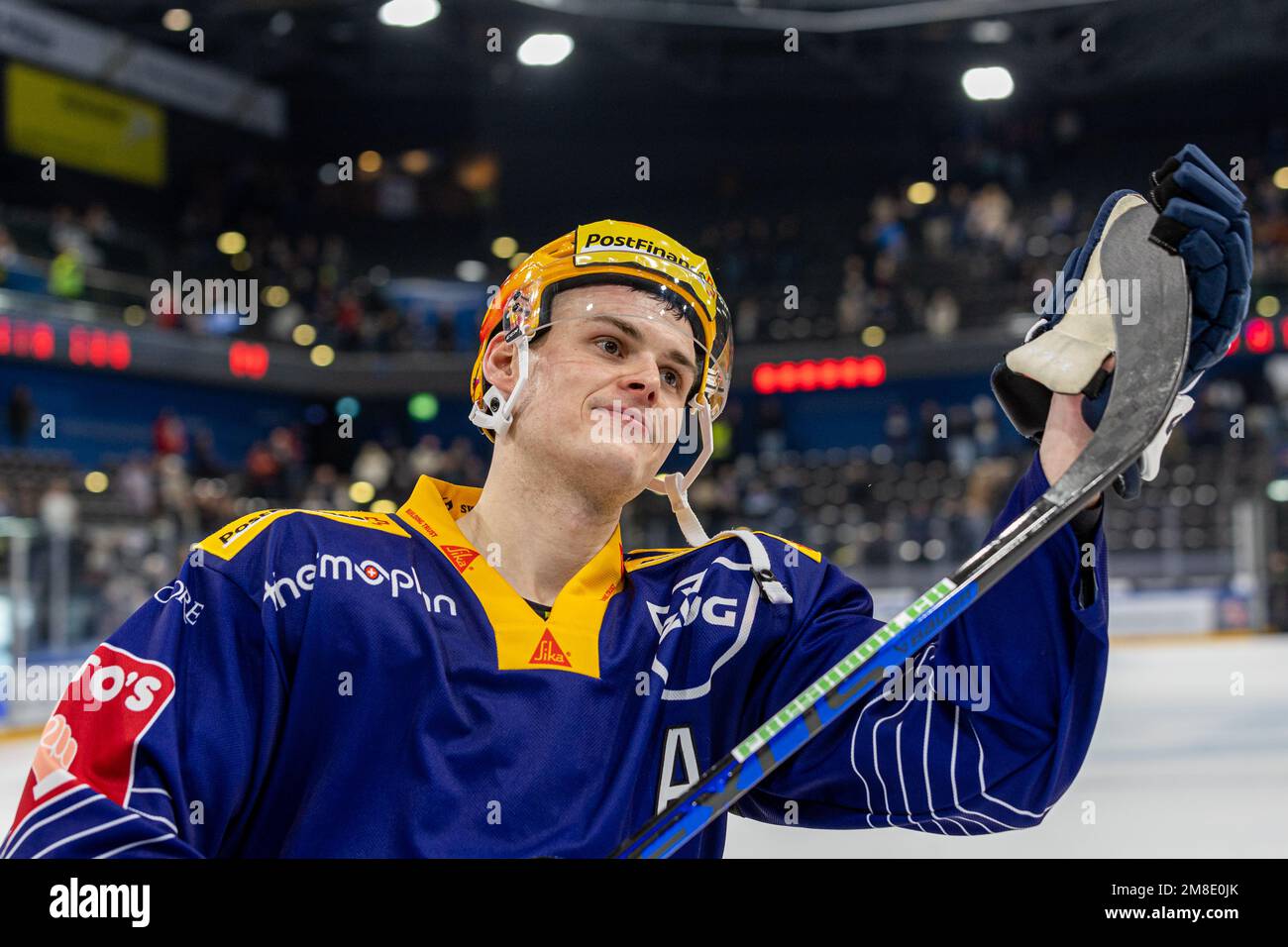 Best Player PostFinance top scorer Gregory Hofmann (EV Zug) thanks the ...