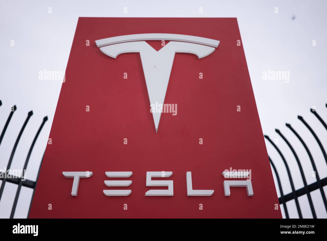 Tesla only sign hi-res stock photography and images - Alamy