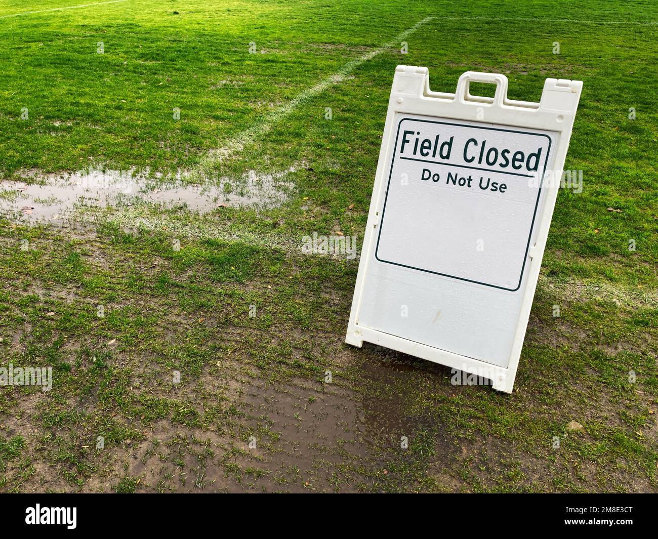 Field closed sign hi-res stock photography and images - Alamy