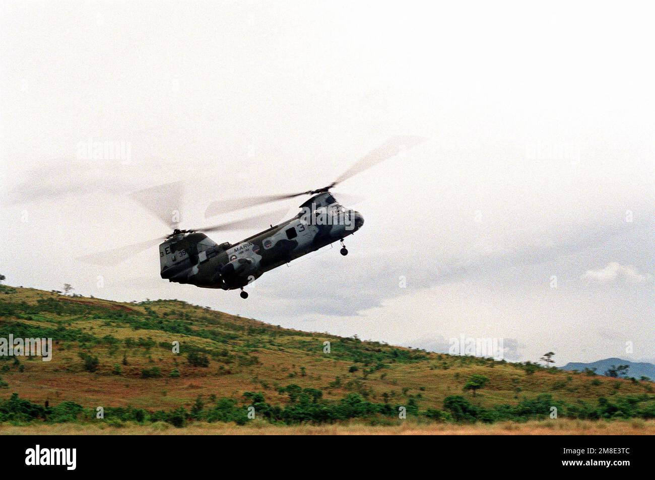 A Marine Medium Helicopter Squadron 262 (HMM-262) CH-46E Sea Knight ...