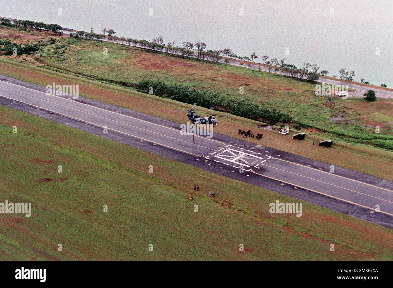 A Marine Medium Helicopter Squadron 262 (HMM-262) CH-46E Sea Knight ...