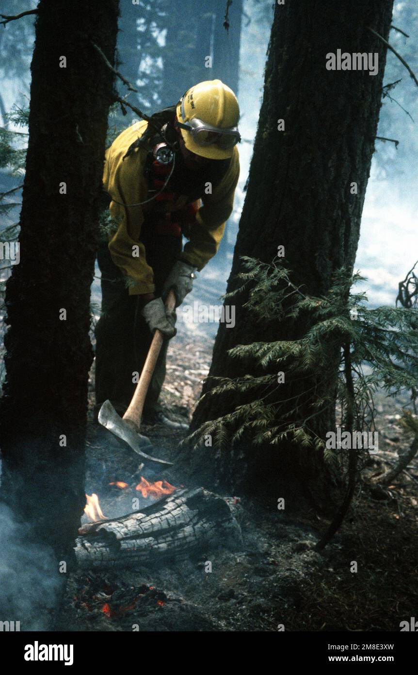 Soldier aiding hi-res stock photography and images - Alamy