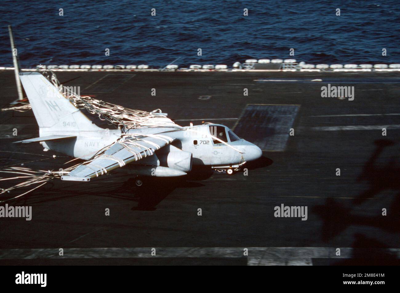 An Air Anti-submarine Squadron 29 (VS-29) S-3A Viking aircraft catches ...