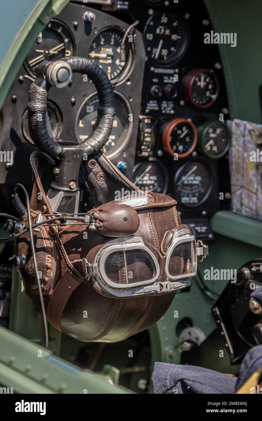 Spitfire cockpit hi-res stock photography and images - Alamy