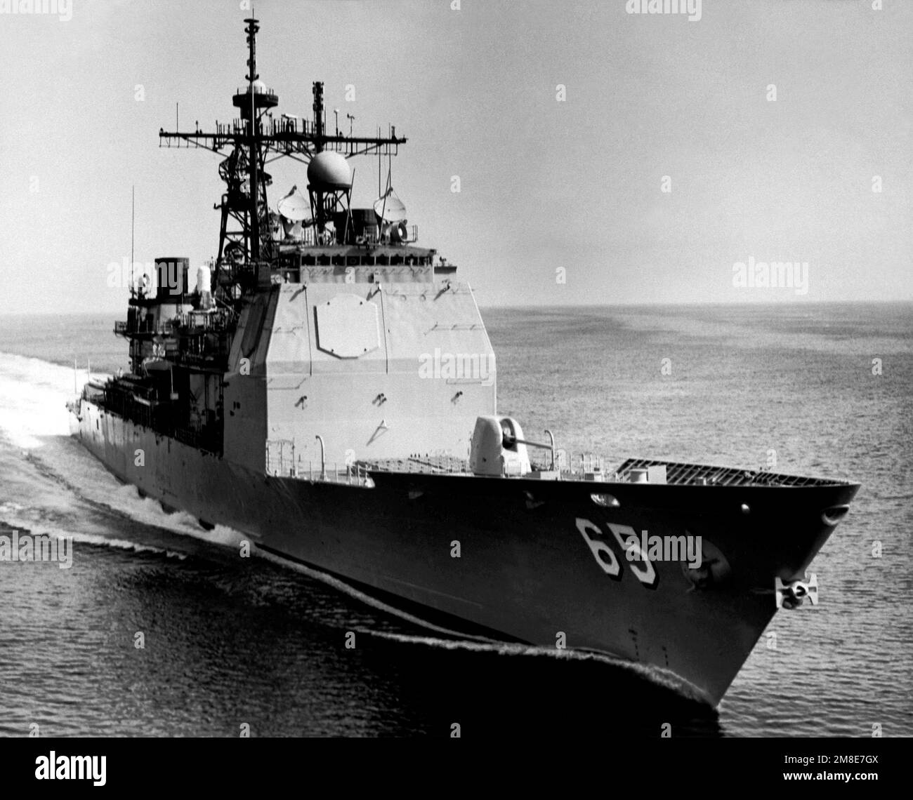 A starboard bow view of the guided missile cruiser USS CHOSIN (CG 65 ...
